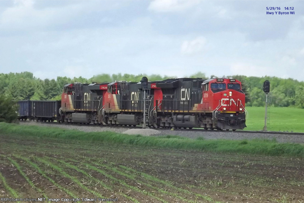 Trio led by 3019 growls toward a youg railfan armed with her tablet